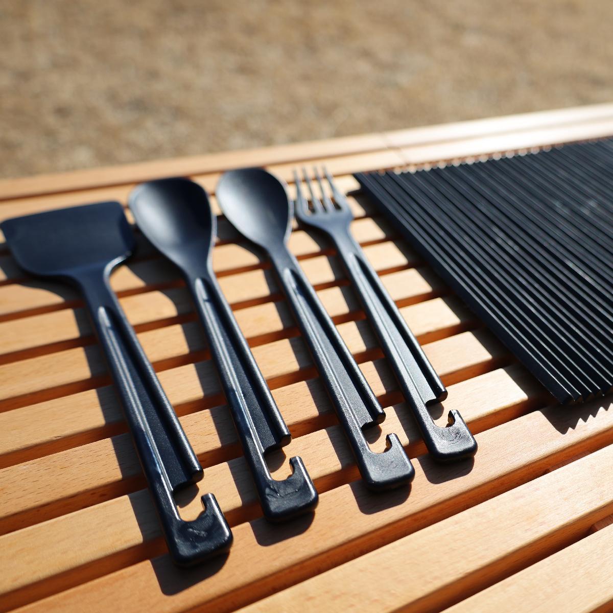 我愛我家 】餐具一秒變夾子、砧板一秒好收納！NaFro 快拆萬用料理夾＆便攜可折疊抗菌砧板 工匠技術 x 便利巧思！｜日本好物調查局