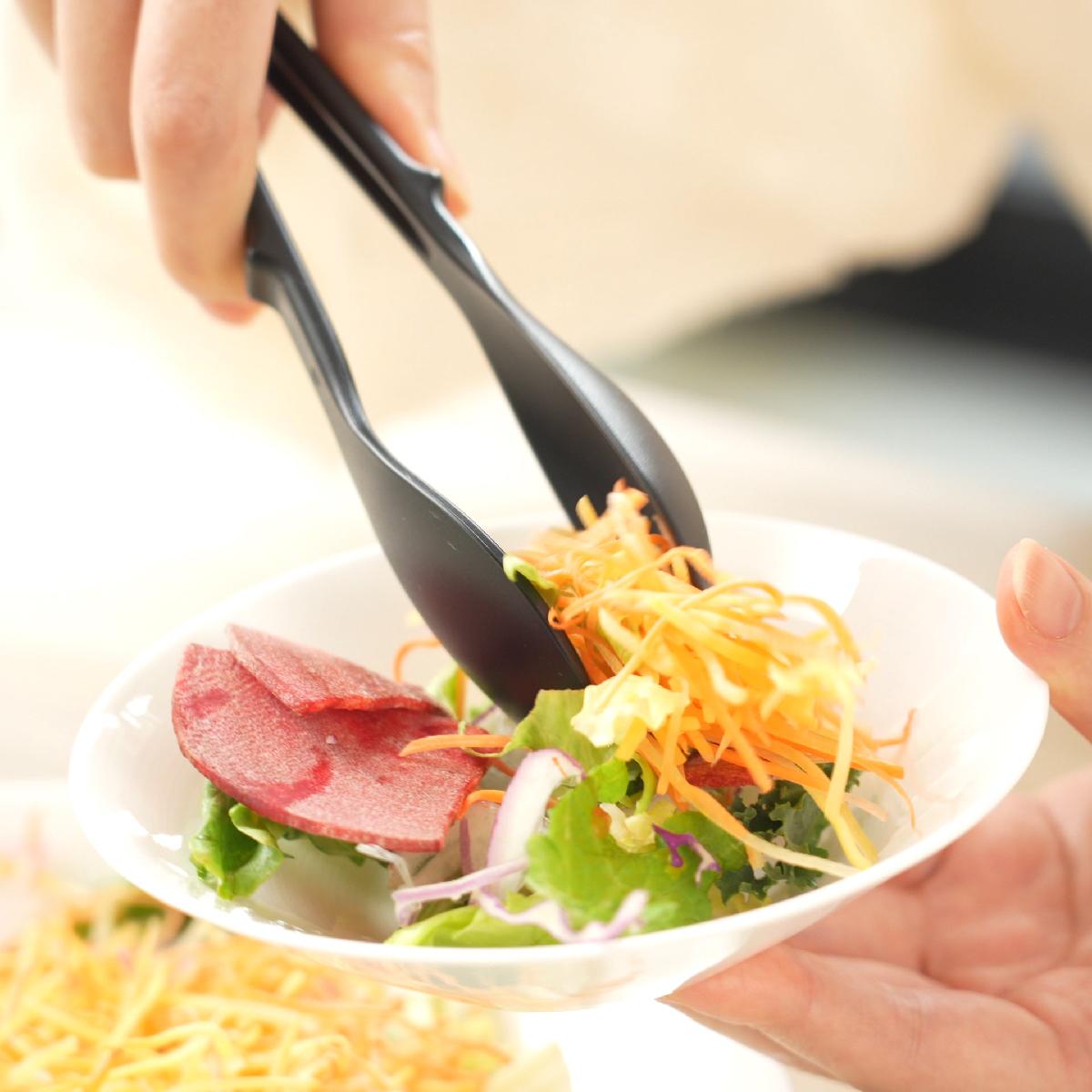 我愛我家 】餐具一秒變夾子、砧板一秒好收納！NaFro 快拆萬用料理夾＆便攜可折疊抗菌砧板 工匠技術 x 便利巧思！｜日本好物調查局