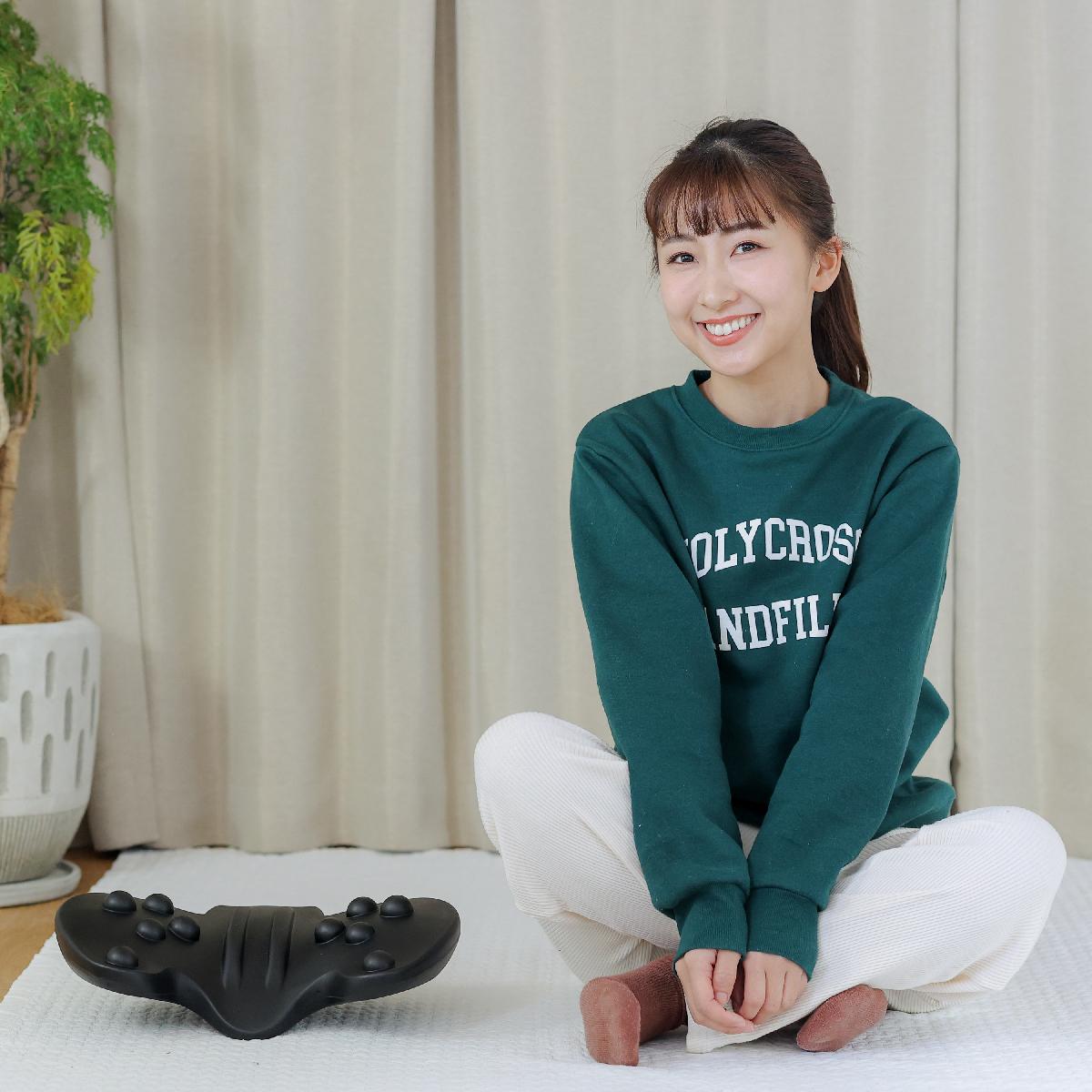 每日 5 分鐘！整復師監製！按摩放鬆又好眠 ~ RAKUNA 美背健康按摩枕 & 美姿健康骨盆墊｜日本好物調查局