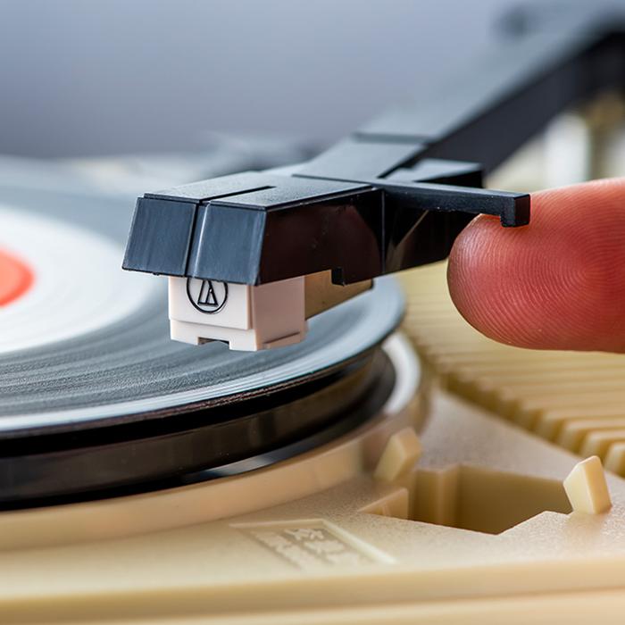 復刻45年前的經典唱機 ANABAS 昭和風便攜唱盤機 GP-N3R｜日本好物調查局