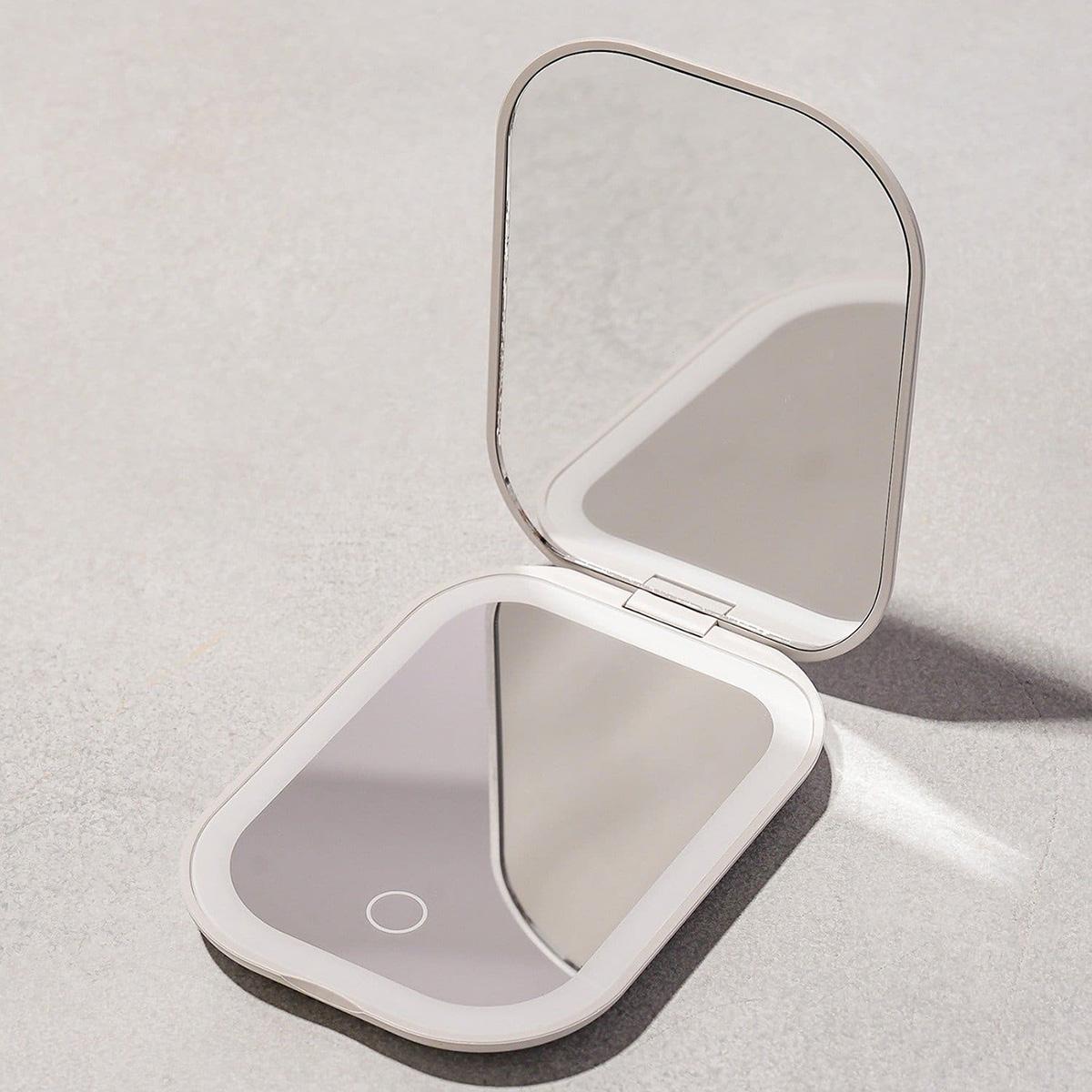 出門在外也能隨時打理外型！3COINS 3色LED燈化妝鏡&調溫迷你髮梳＆調溫離子夾＆美容小電器｜日本好物調查局