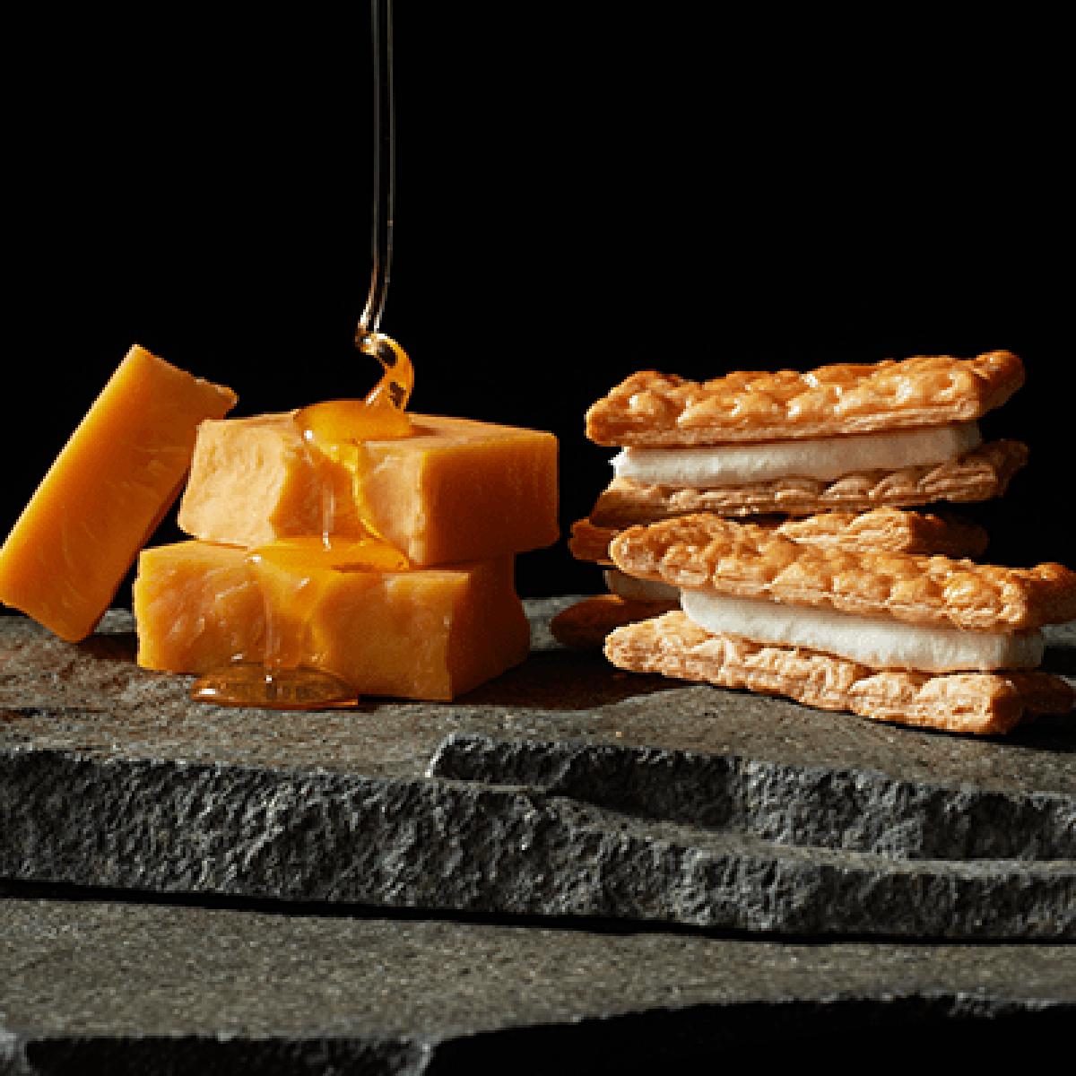 全日本唯一！ DROOLY 蜂蜜起司 費南雪＆脆餅夾心派 蜂蜜 x 起司，迸出鹹甜新滋味！｜日本好物調查局