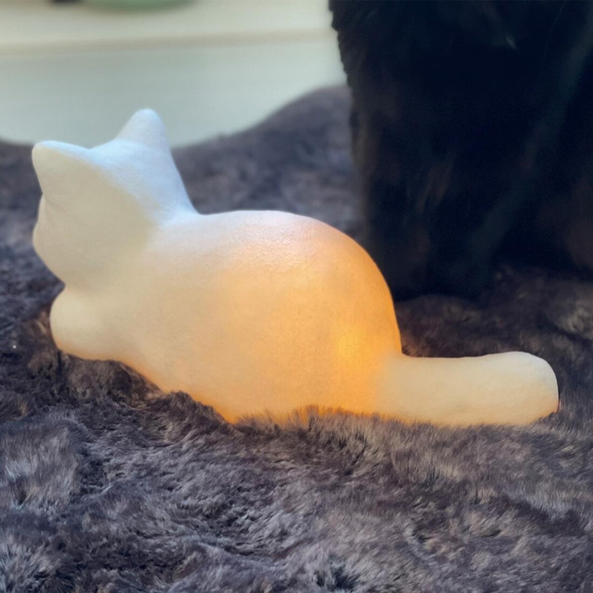 【貓之日】在黑暗裡發光的一坨貓貓！LED 趴睡貓咪燈｜日本好物調查局